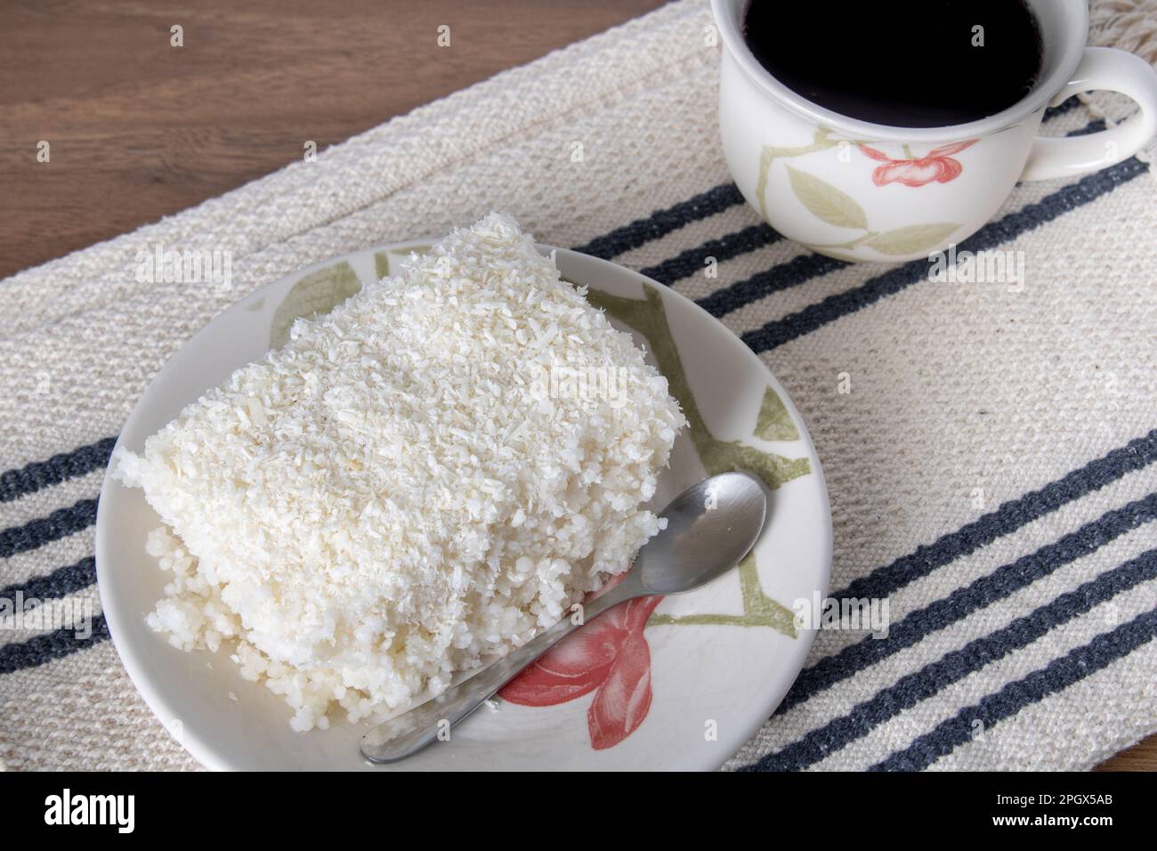 Pedaço de cuscuz em pires de porcelana sobre mesa de madeira, prato ...