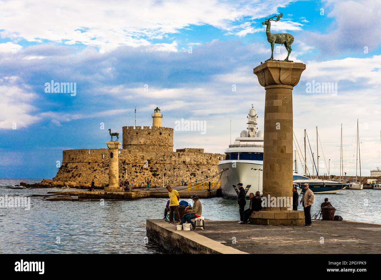 Port de Mandraki, entrée du port avec colonnes de stag et de hind, site ...