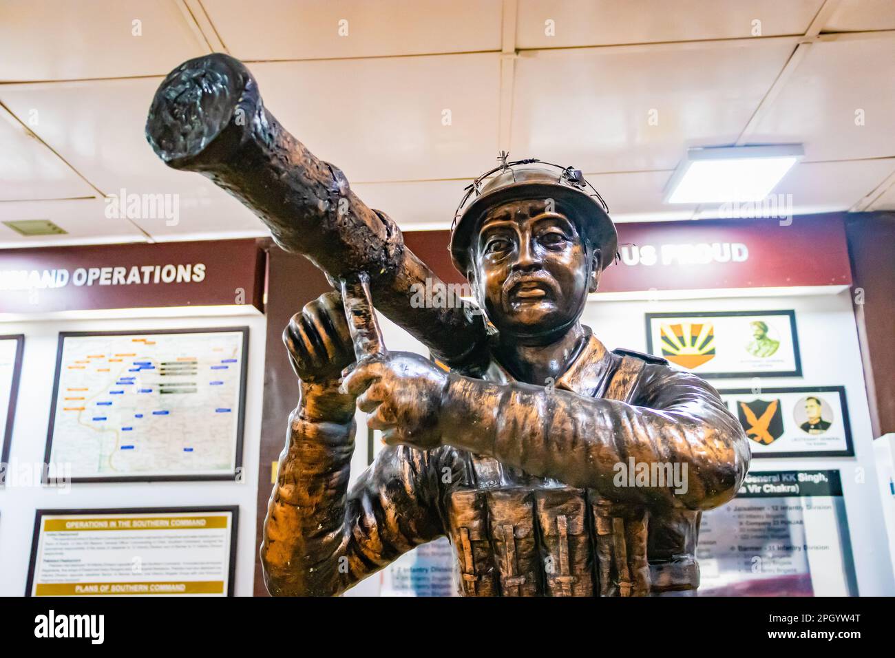 La statue d'un soldat indien montrant des missiles à épaule au mémorial ...