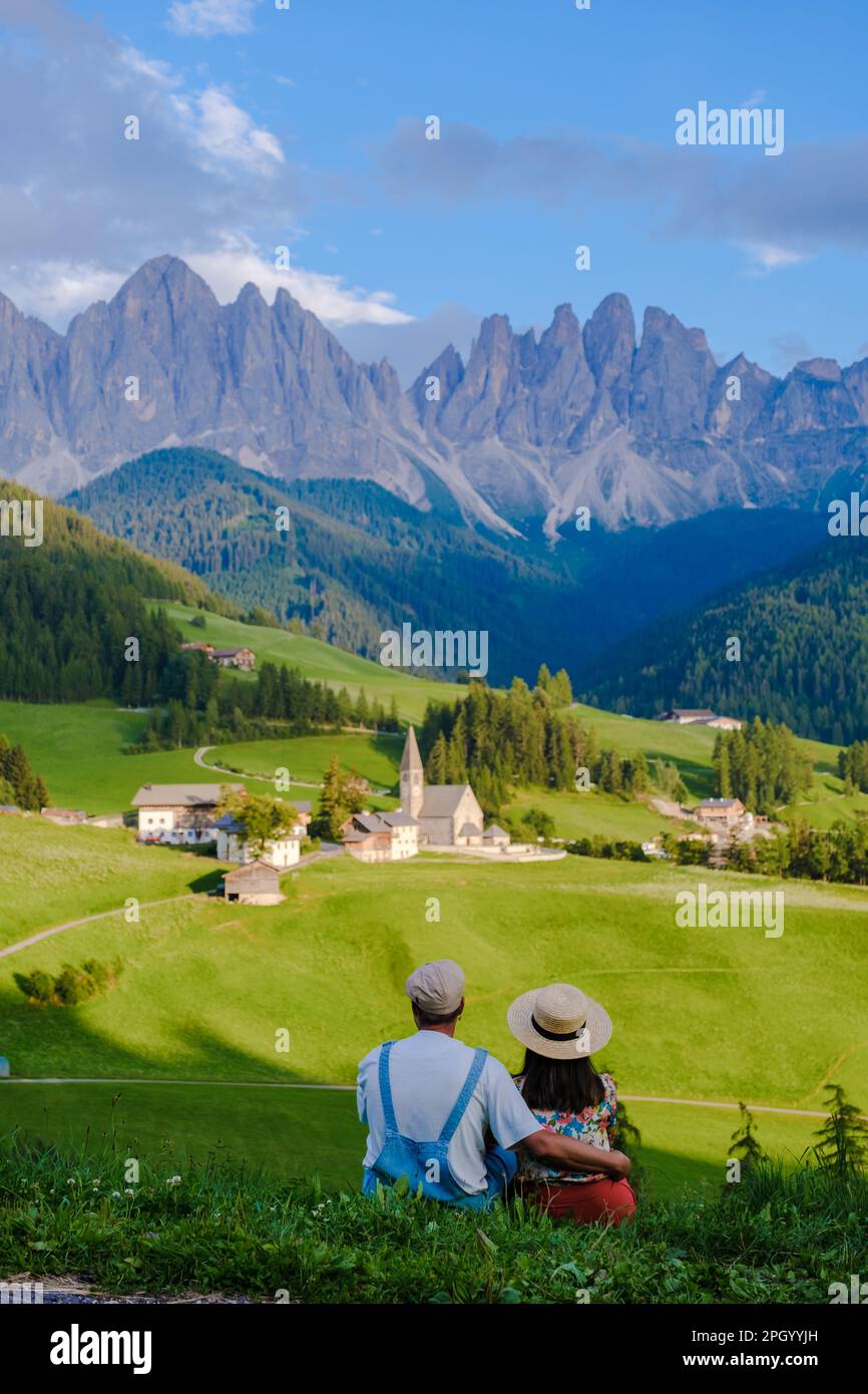 Couple regardant le paysage de Santa Maddalena Village Val di Funes ...