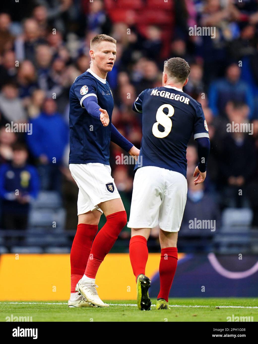 Scott McTominay (à gauche), en Écosse, célèbre avec son coéquipier ...