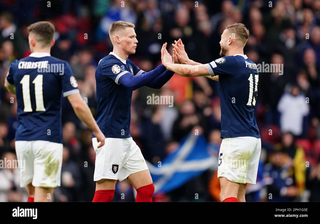 Scott McTominay (au centre), en Écosse, célèbre avec son coéquipier ...