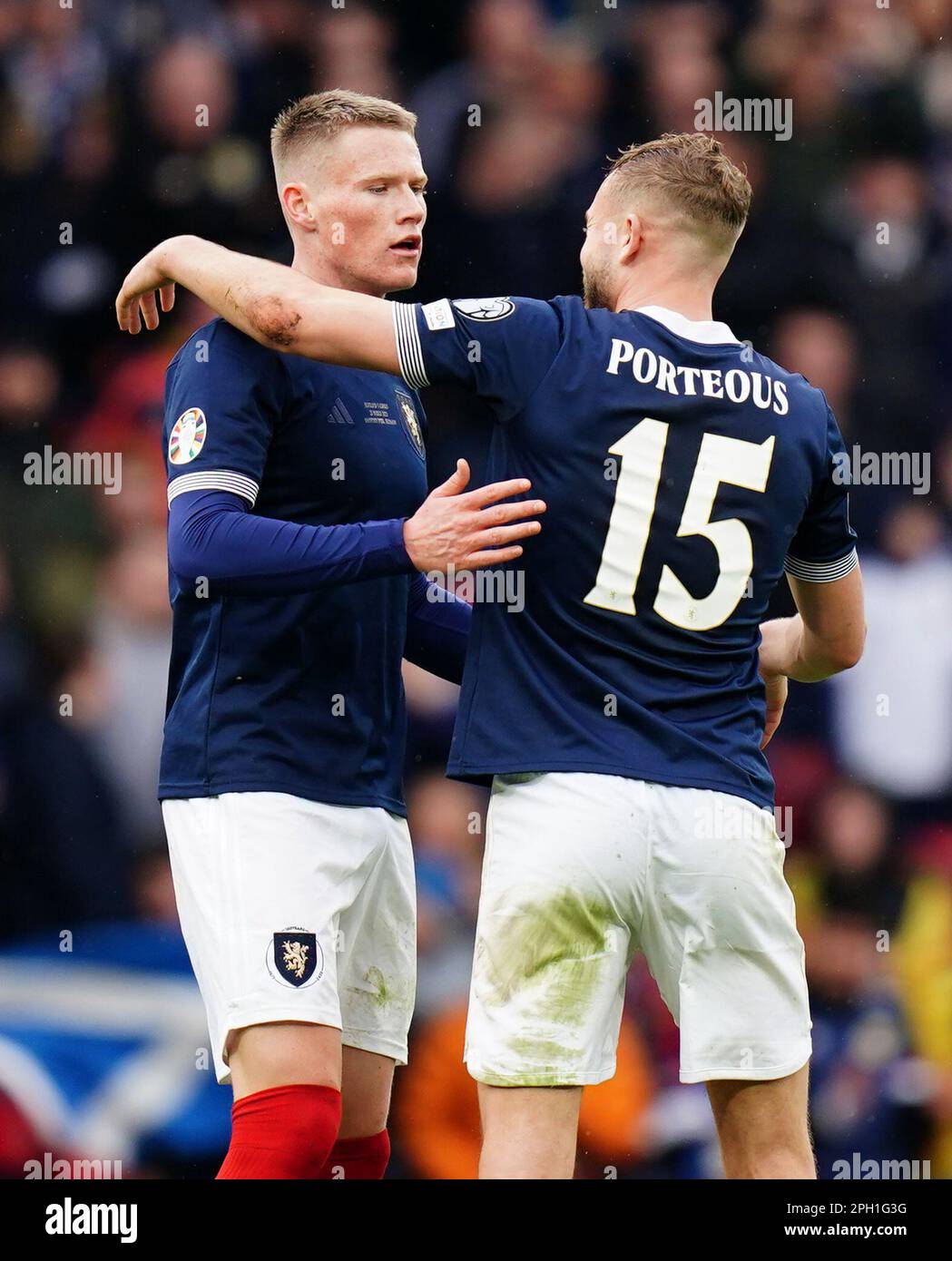 Scott McTominay (à gauche), en Écosse, célèbre avec son coéquipier Ryan ...