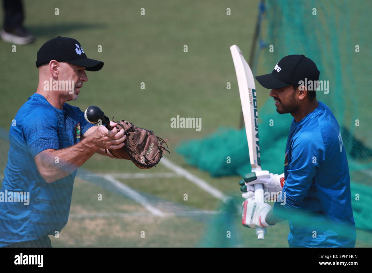 Jamie Siddons (L), conseiller de frappeurs TIGER, et Mehidy Hasan Miraz ...