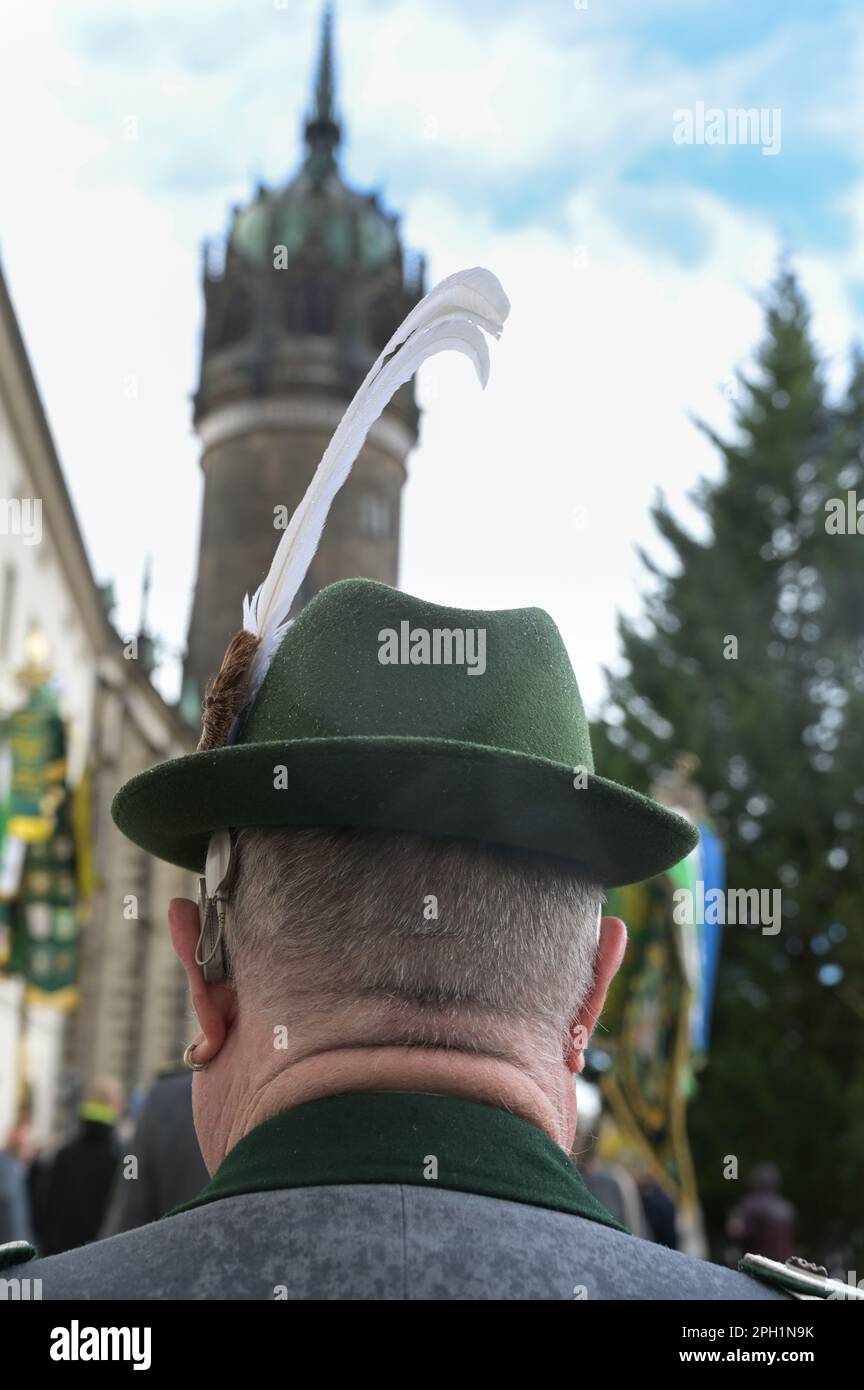 25 mars 2023, Saxe-Anhalt, Lutherstadt Wittenberg: Un tireur porte un ...