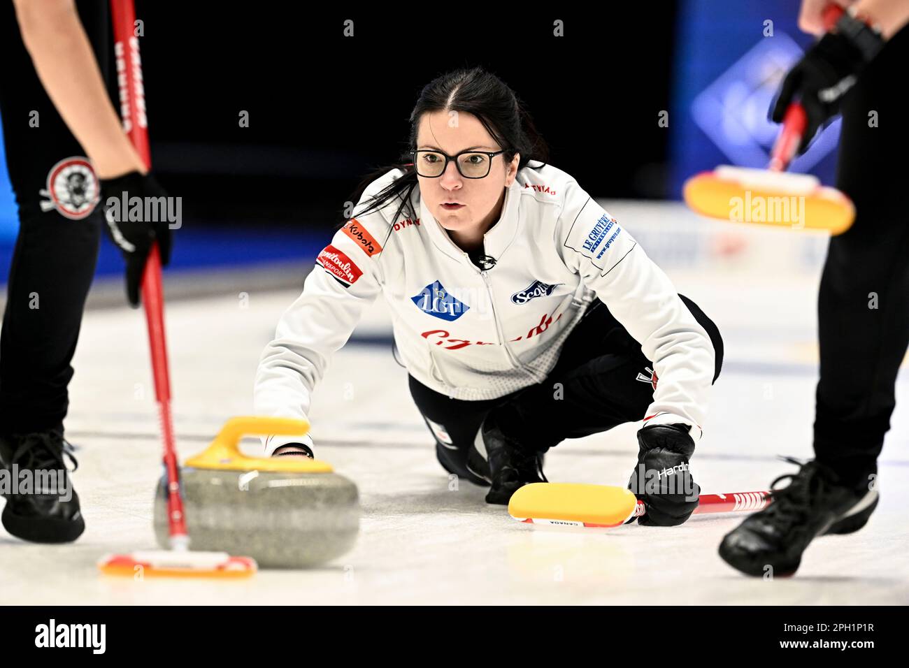 Kerri Einarson, Canada, en action pendant le match entre la Norvège et ...