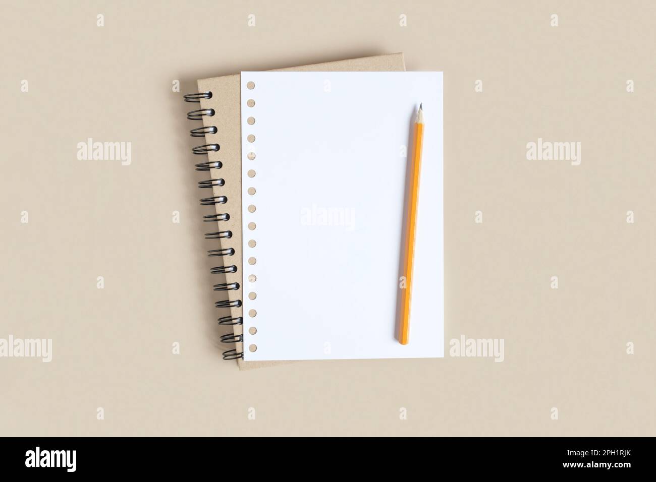 Carnet avec crayon. Carnet scolaire sur fond beige neutre, bloc-notes ...