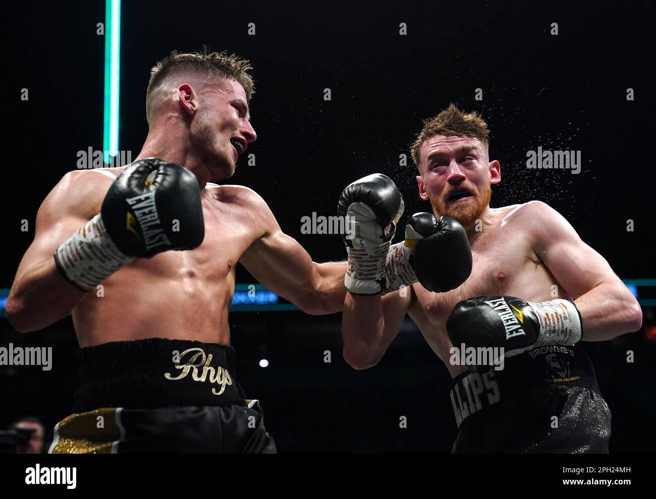 Rhys Edwards (à gauche) et Brian Phillips dans la zone de poids plume ...