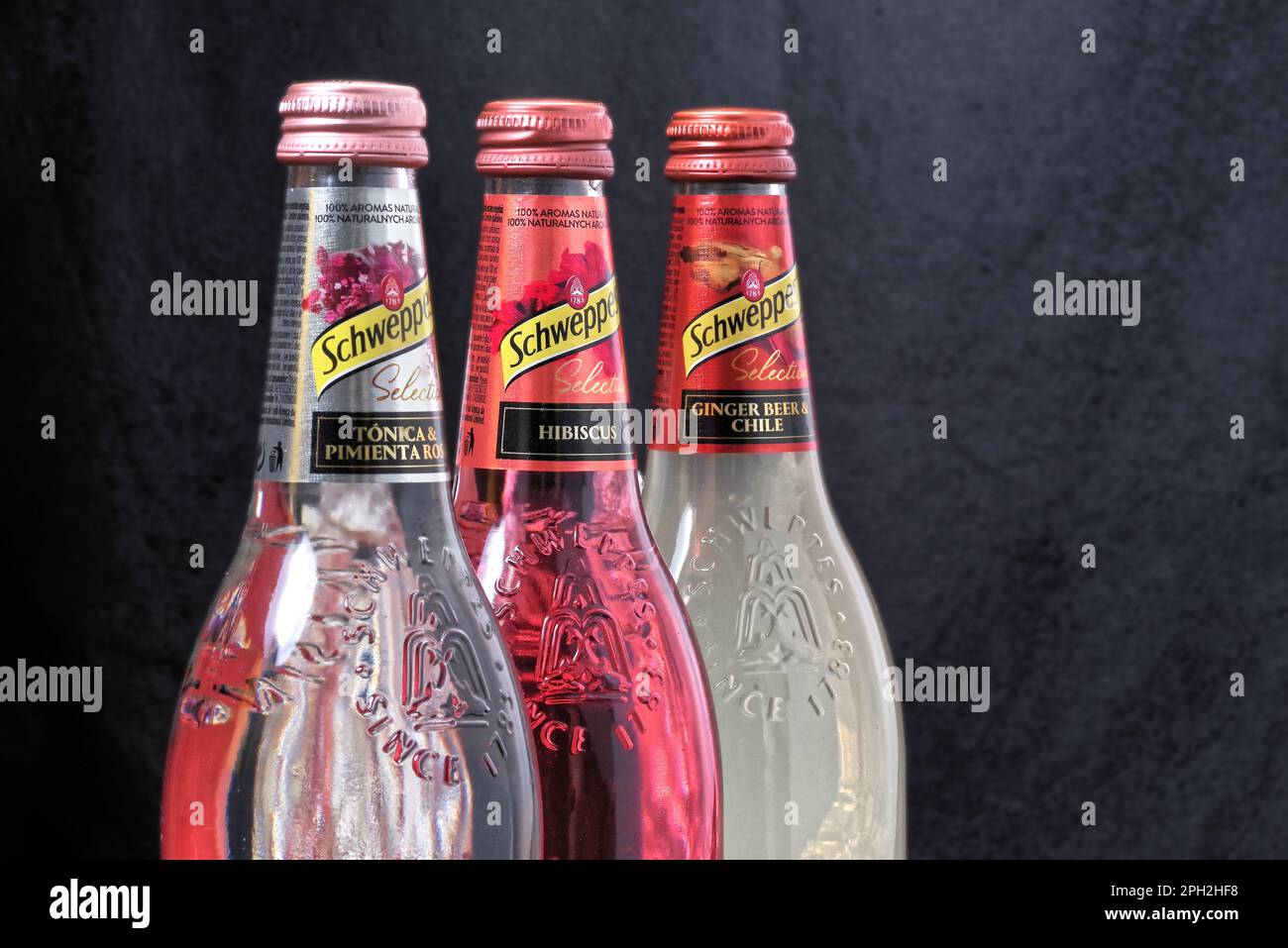 Koszalin, Pologne, 25 mars 2023. Bouteille en verre Schweppes sur fond ...