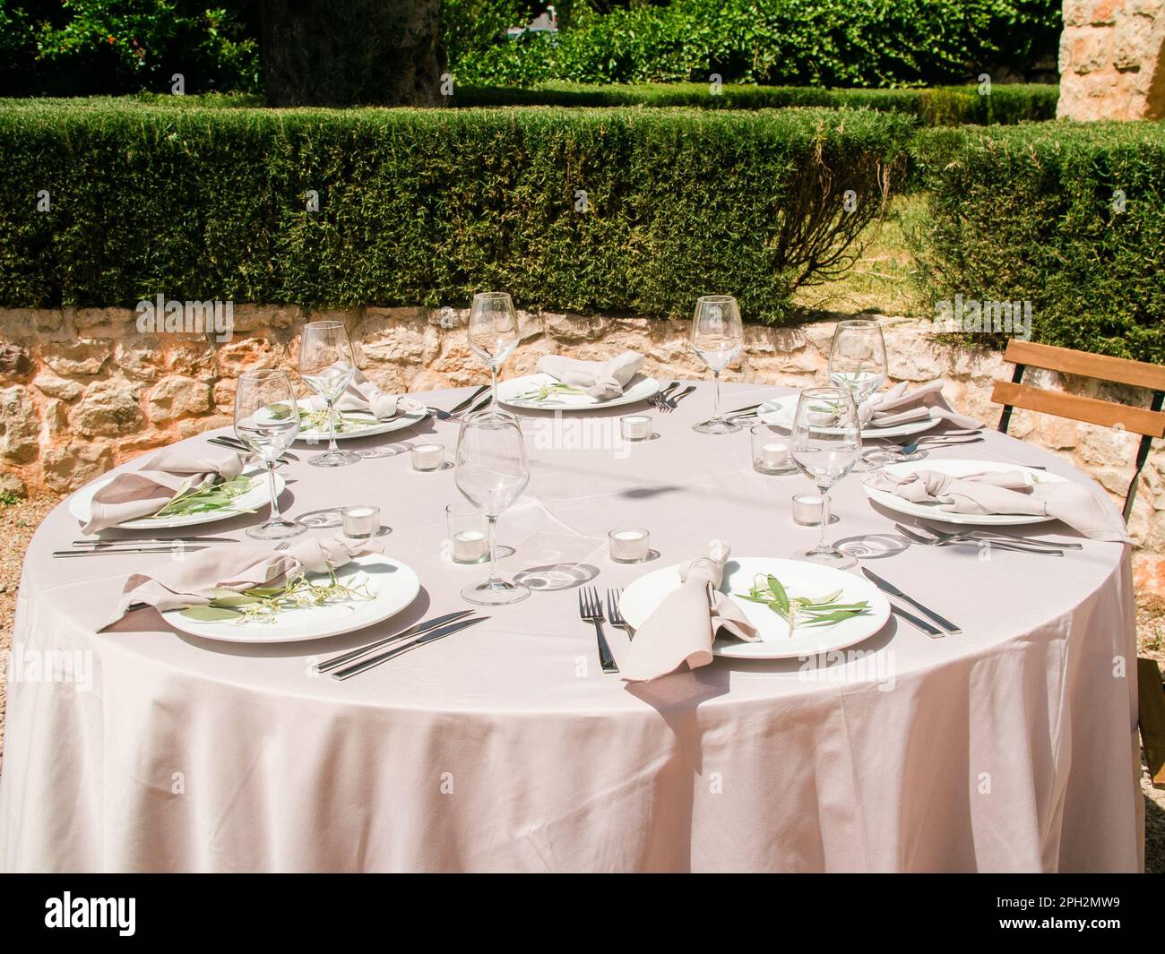 Concept de banquet de mariage. Chaises et table ronde pour les invités ...