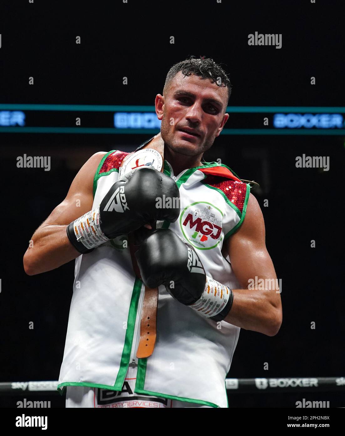 Michael Gomez Jr célèbre la victoire dans le BBBBofC English Super ...