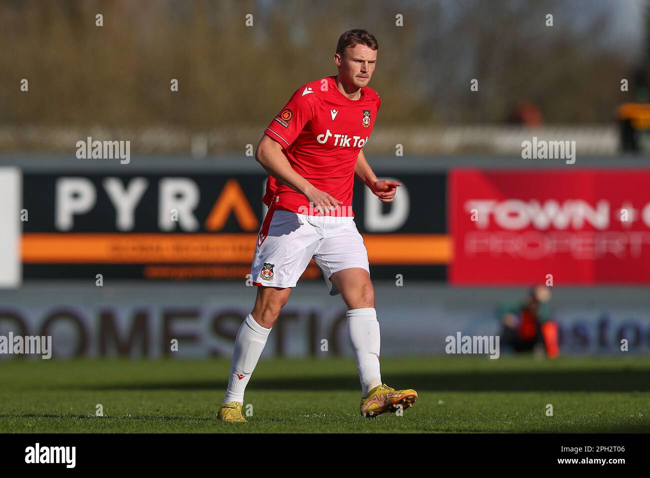 Sam Dalby #18 de Wrexham lors du match de la Vanarama National League ...