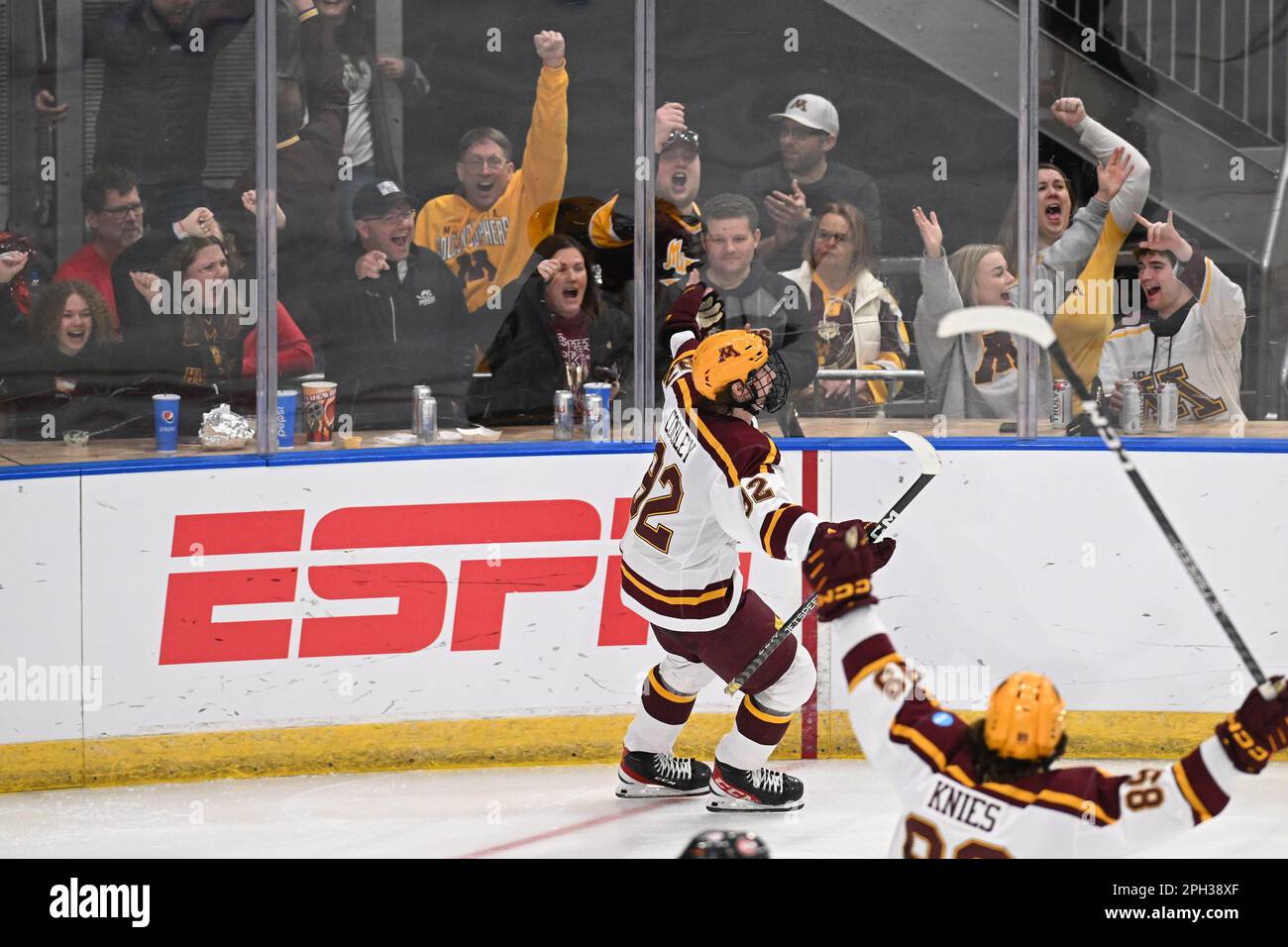 L'avant de Minnesota Gophers, Logan Cooley (92) célèbre la réalisation ...