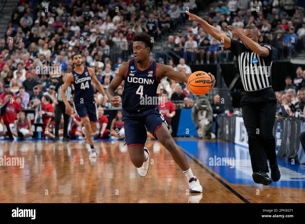 UConn guard Nahiem Alleyne (4) handles the ball in the first half of an ...