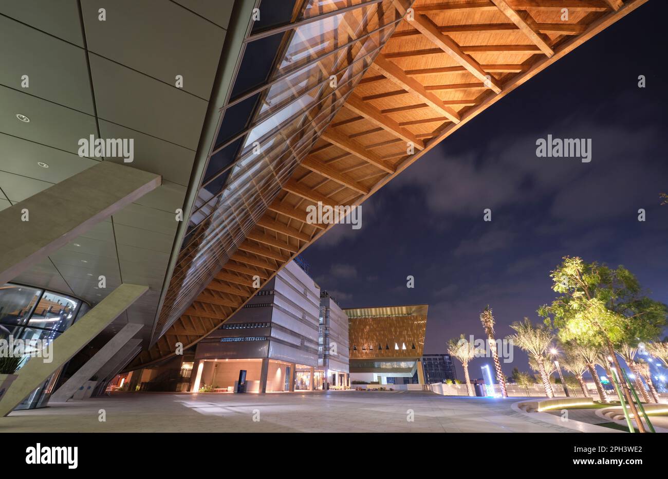 Vue nocturne sur la mosquée, la bibliothèque et le centre multi-usage ...