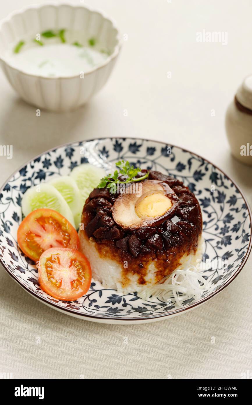 Nasi Tim Ayam Telur ASIN maison, riz vapeur avec sauce au poulet en dés ...