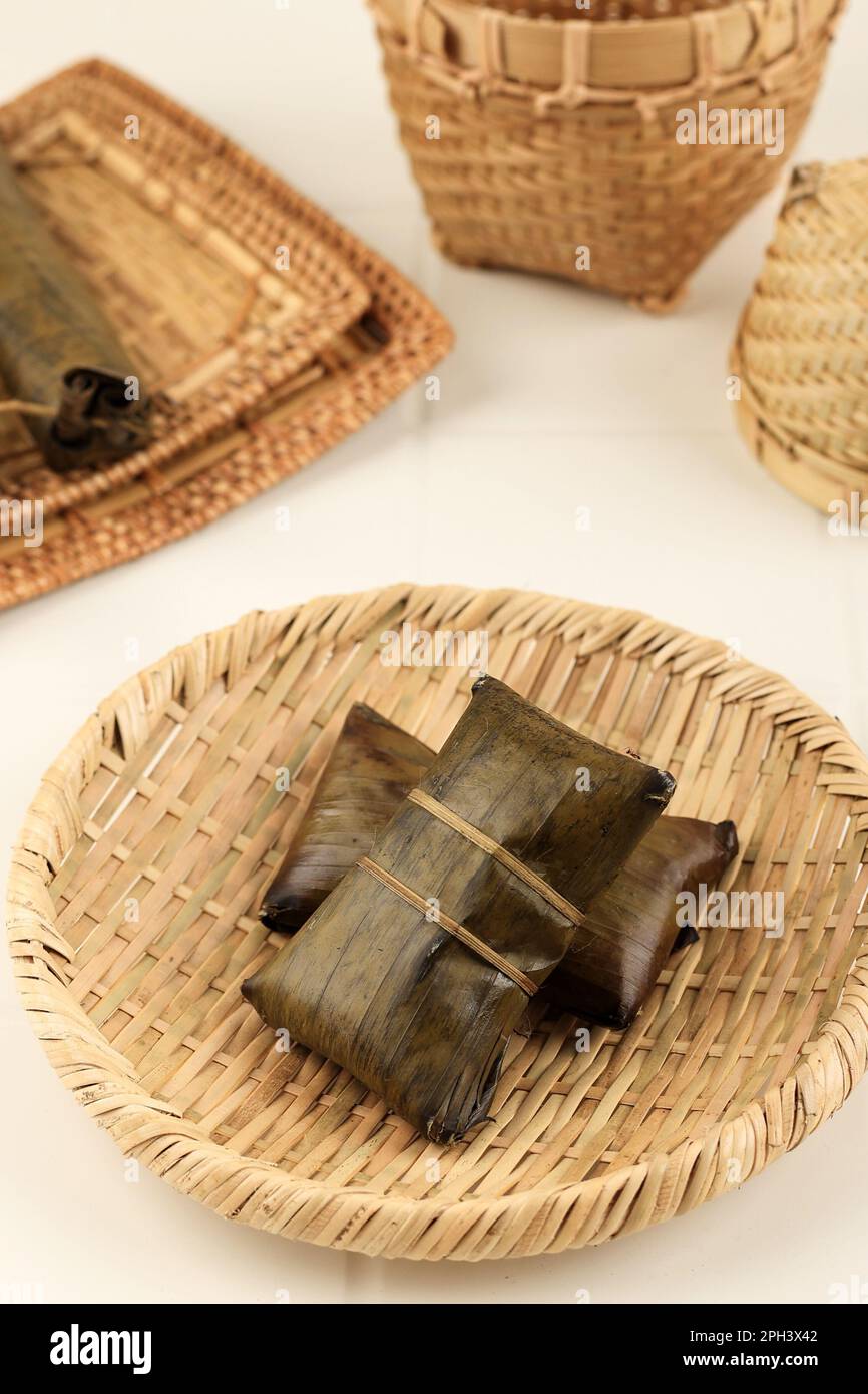 Bura ou Burasa, gâteau de riz indonésien à base de riz bouilli au lait ...