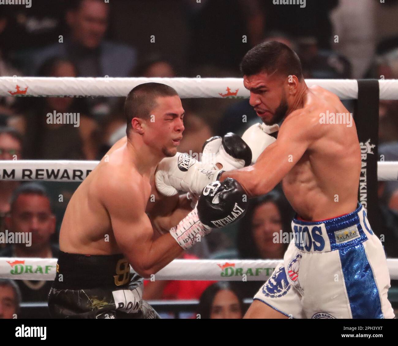 LAS VEGAS, NEVADA - MARS 25: (R-L) Jésus Ramos punt Joseph Spencer dans ...