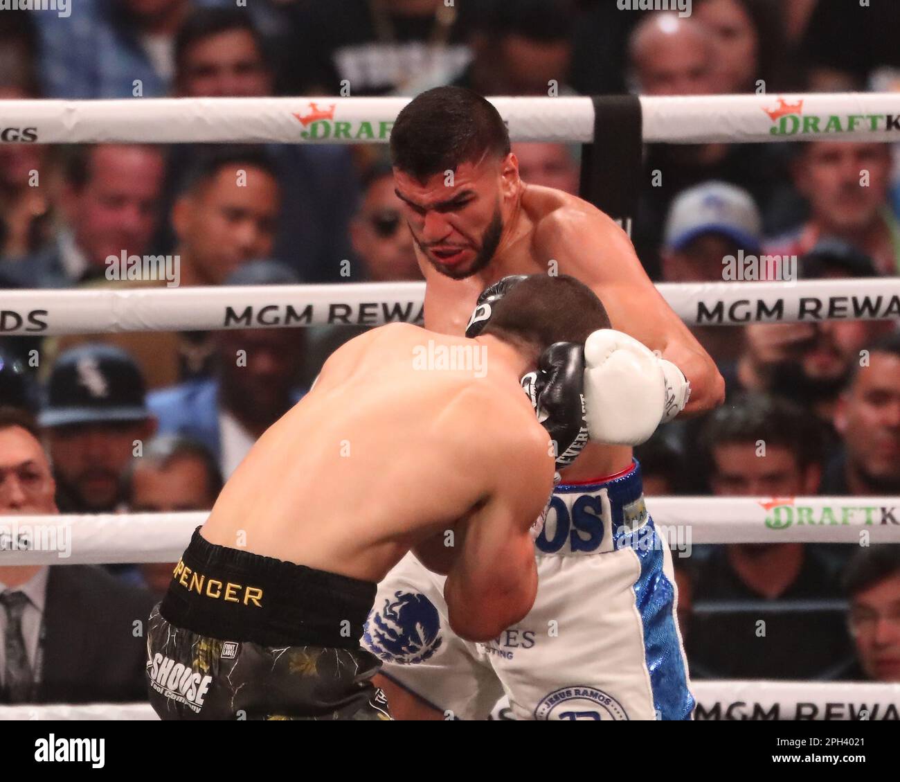 LAS VEGAS, NEVADA - MARS 25: (R-L) Jésus Ramos punt Joseph Spencer dans ...
