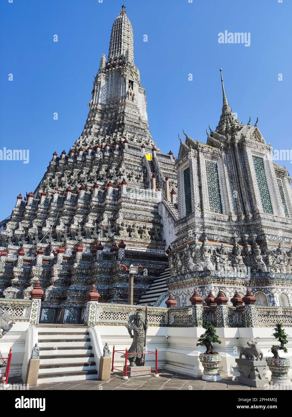 Wat Arun ou Temple de l'Aube est un temple bouddhiste à Bangkok. Wat ...
