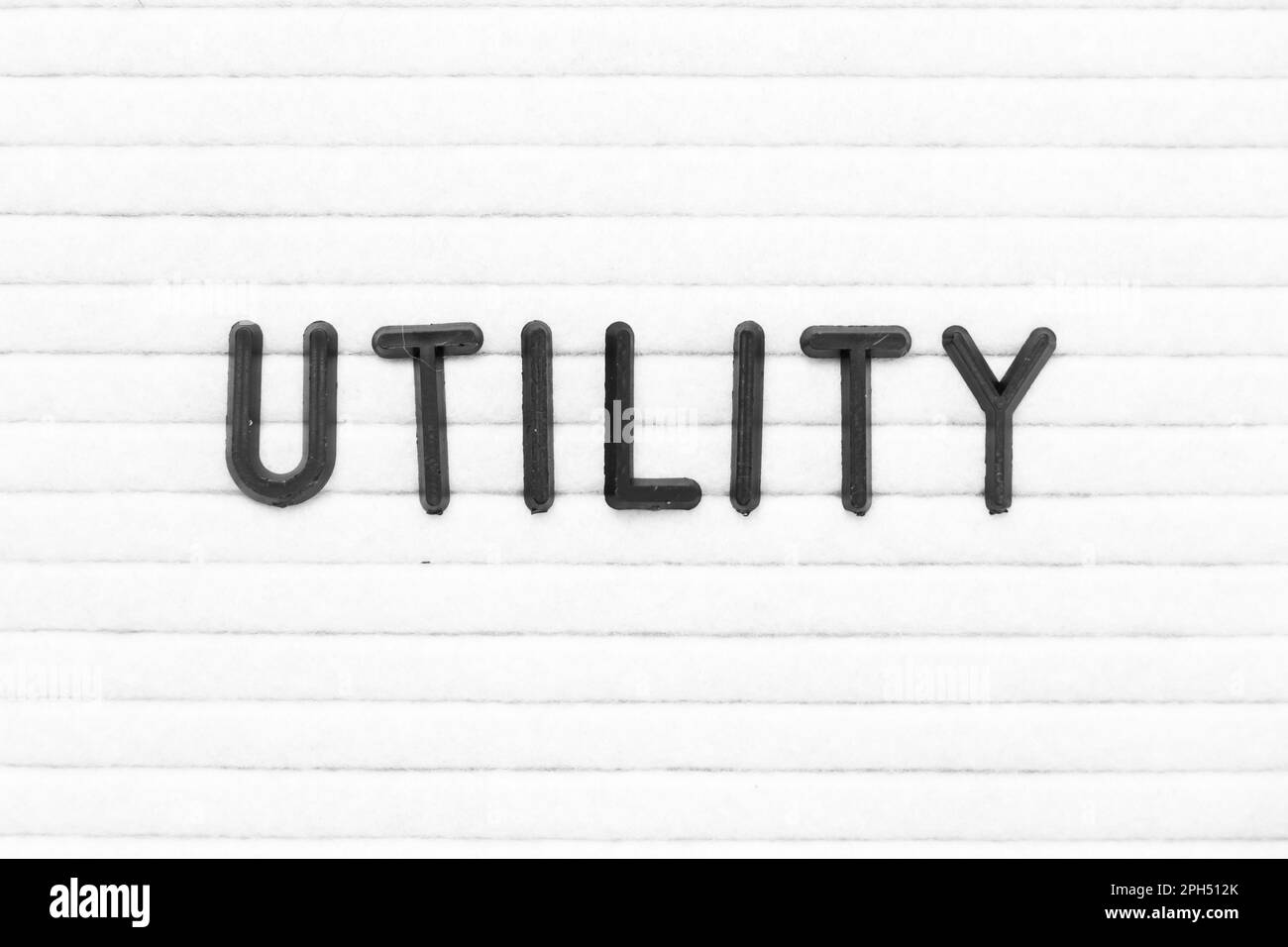 Lettre de couleur noire dans Word Utility sur fond de tableau de feutre ...