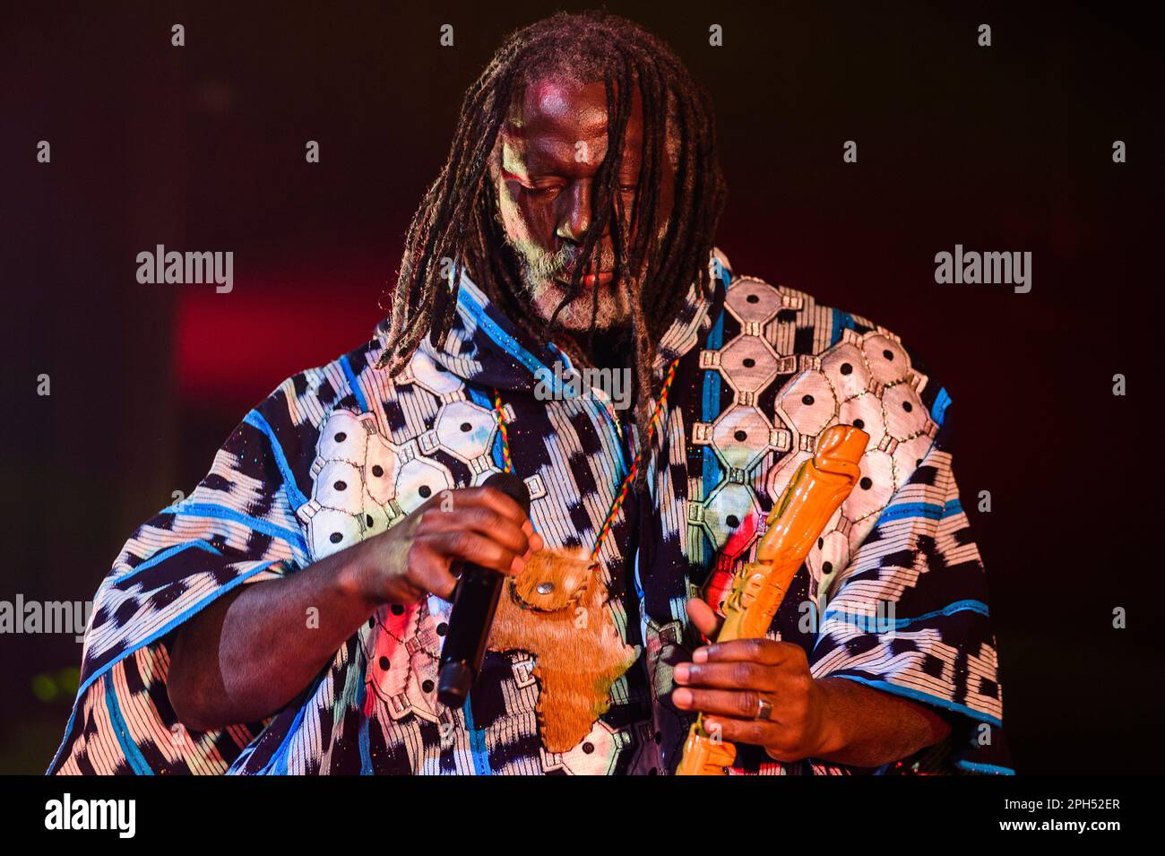 La chanteuse ivoirienne de reggae Tiken Jah Fakoly se produit en direct ...