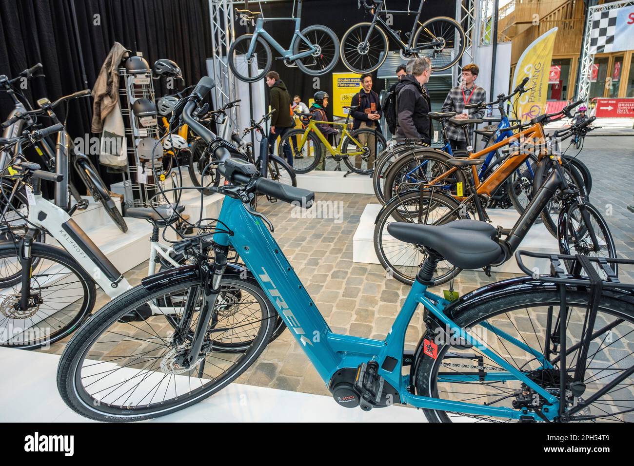 Exposition de différents types de vélo au Bike Bruxelles - Voir et ...
