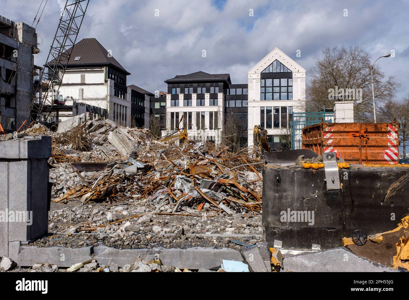 Chantier de démolition en cours avec pelleteuse | chantier de ...