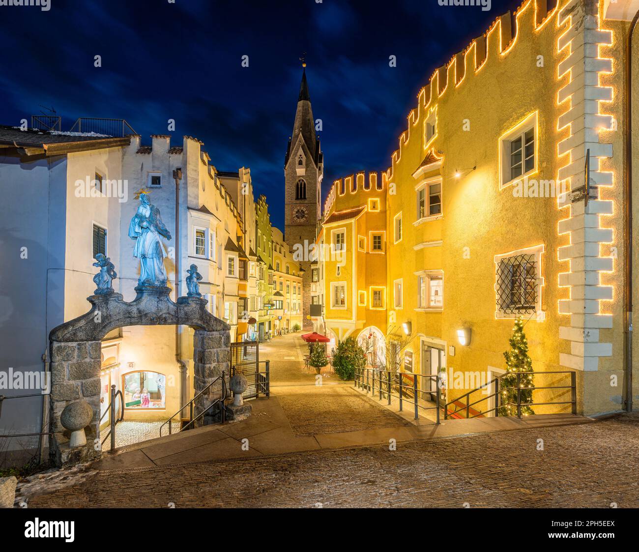 La vieille ville colorée de Bressanone pendant la période de Noël dans ...