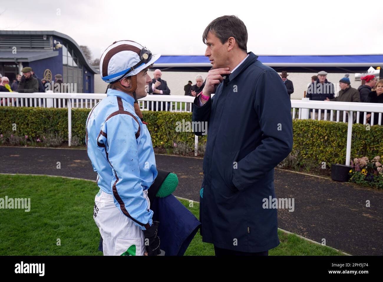 Jockey Mark Enright et l'entraîneur James 'Fozzy' Stack après avoir ...