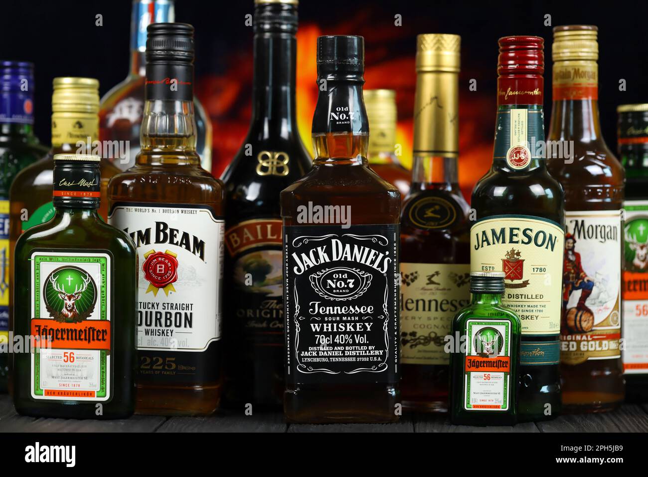 KIEV, UKRAINE - 4 MAI 2022 de nombreuses nouvelles bouteilles d'alcool ...