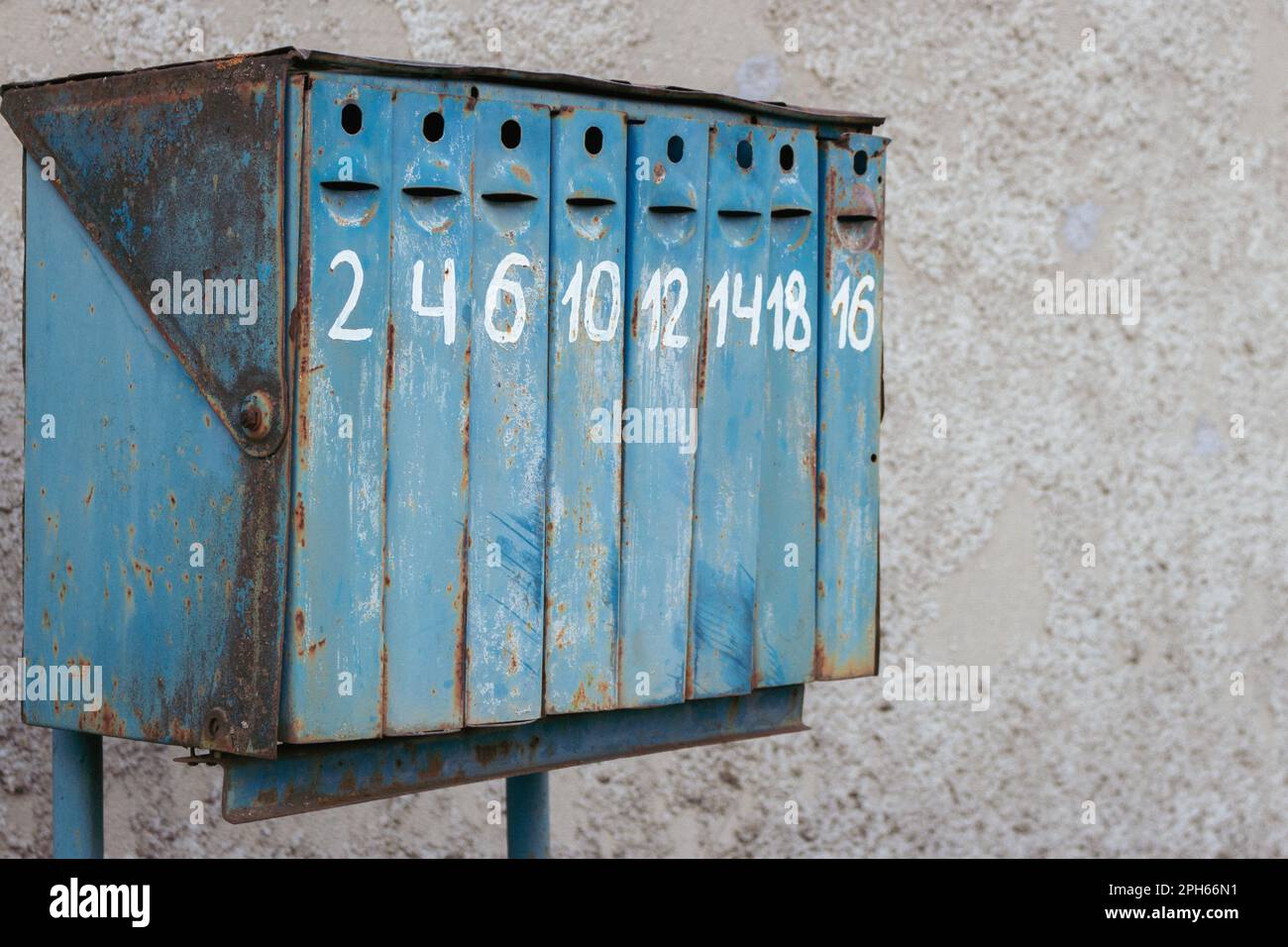 Boîte aux lettres à l'ancienne. Ligne de boîte postale bleue. Boîte de ...