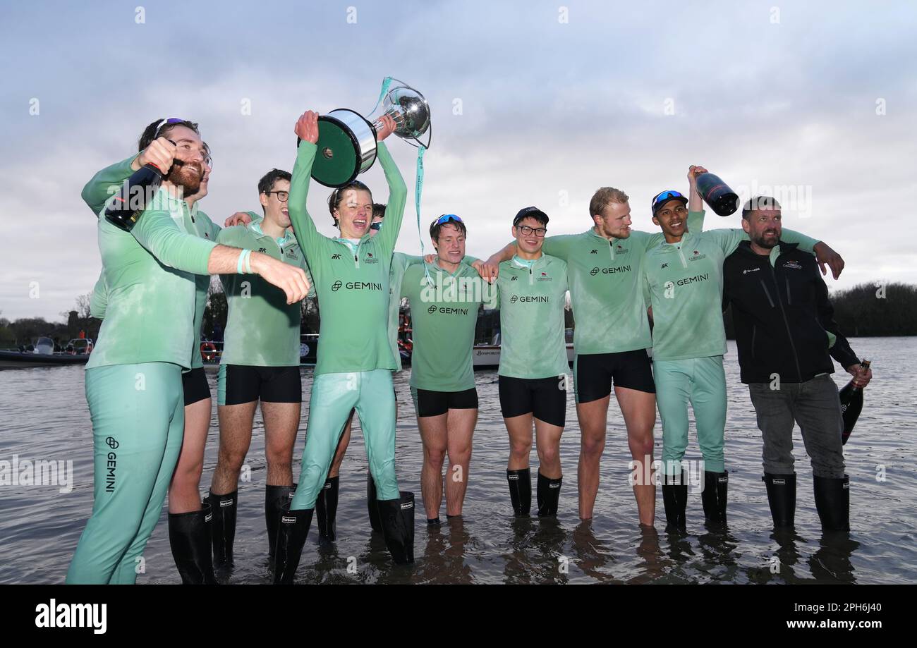 La paroisse cox Jasper de Cambridge pour hommes (au centre) célèbre ...