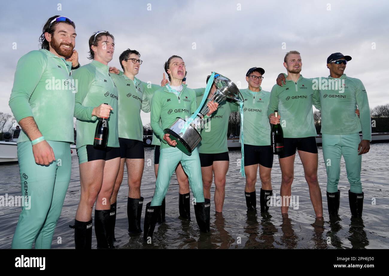 La paroisse cox Jasper de Cambridge pour hommes (au centre) célèbre ...