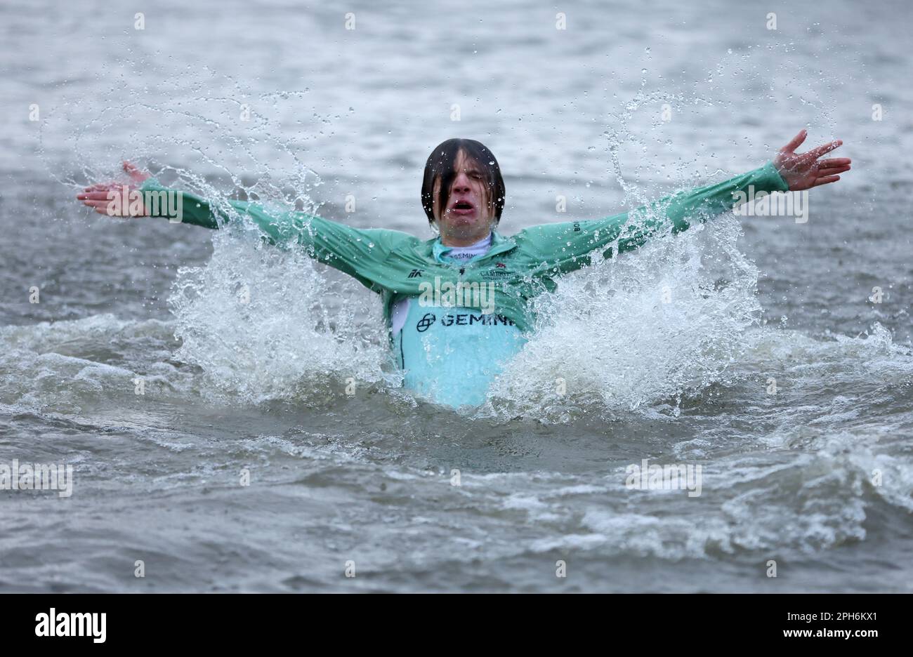 La paroisse cox Jasper de Cambridge pour hommes célèbre en sautant dans ...