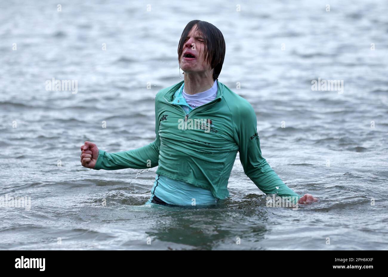 La paroisse cox Jasper de Cambridge pour hommes célèbre en sautant dans ...