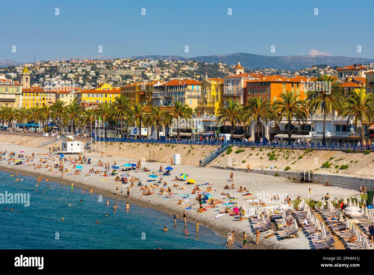 Nice, France - 5 août 2022 : beau panorama sur la rive et la plage avec ...