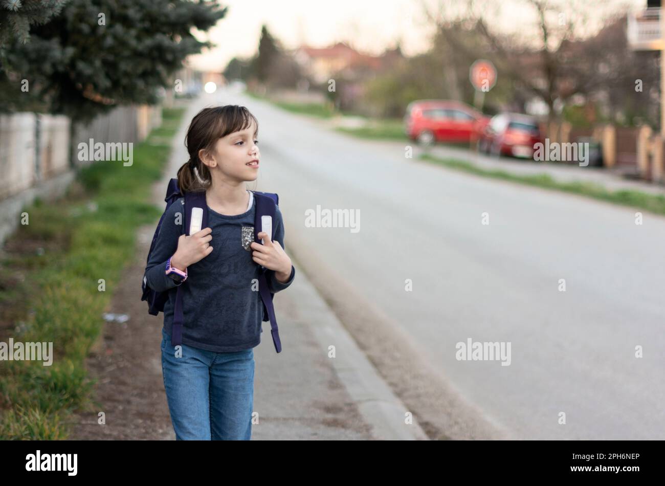Portrait d'une fille d'école primaire souriante avec son sac à dos ...