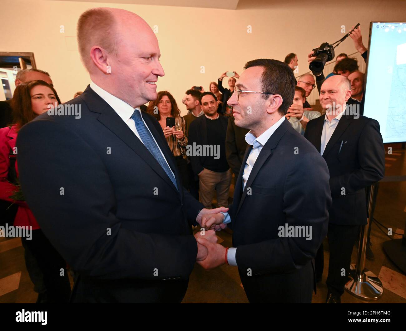 26 mars 2023, Hesse, Francfort-sur-le-main: Le vaincu Uwe Becker (CDU ...