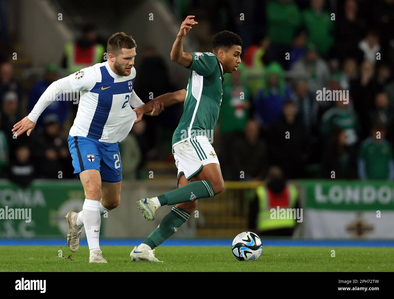 Benjamin Kallman en Finlande (à gauche) et Shea Charles en Irlande du ...