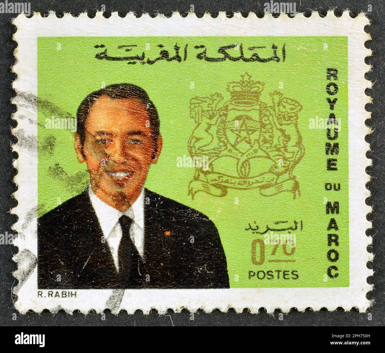 Timbre-poste annulé imprimé par le Maroc, qui montre le portrait du roi ...