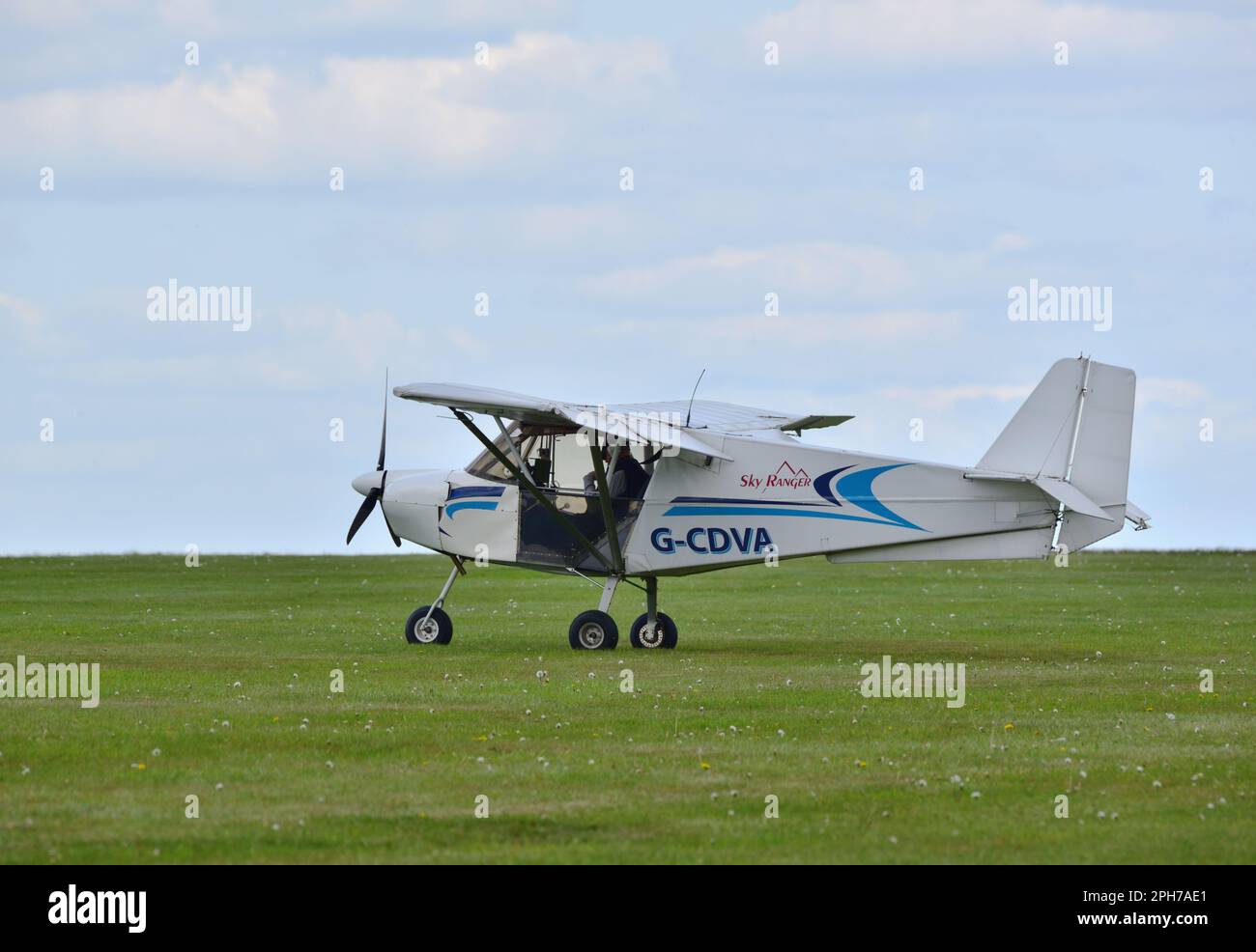 Le pilote de Skyranger 912 (1), inscrit G-CDVA, se prépare au décollage ...