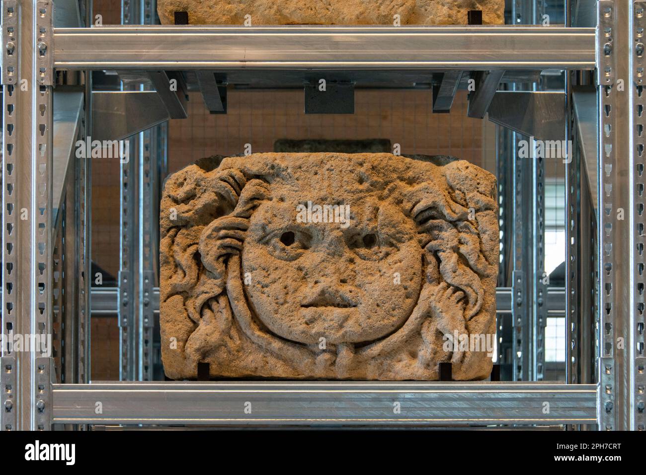 Une pierre de relief sculptée avec un visage d'un tombeau romain sur l ...