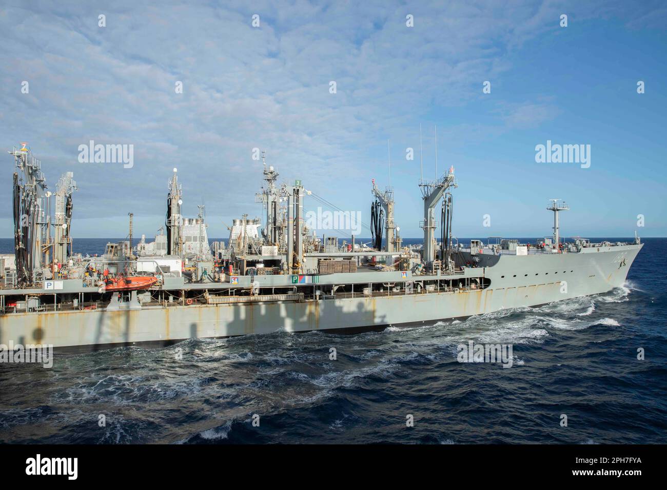 230322-N-LK647-1225 OCÉAN ATLANTIQUE (22 mars 2023) Vue du croiseur de ...