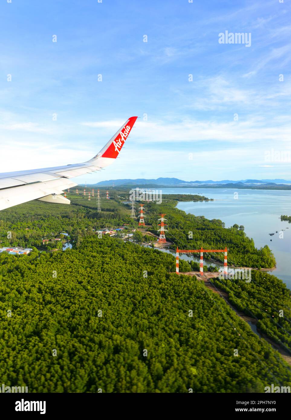 Phuket, Thaïlande - 8 novembre 2022 : une aile d'avion dans le ciel. L ...