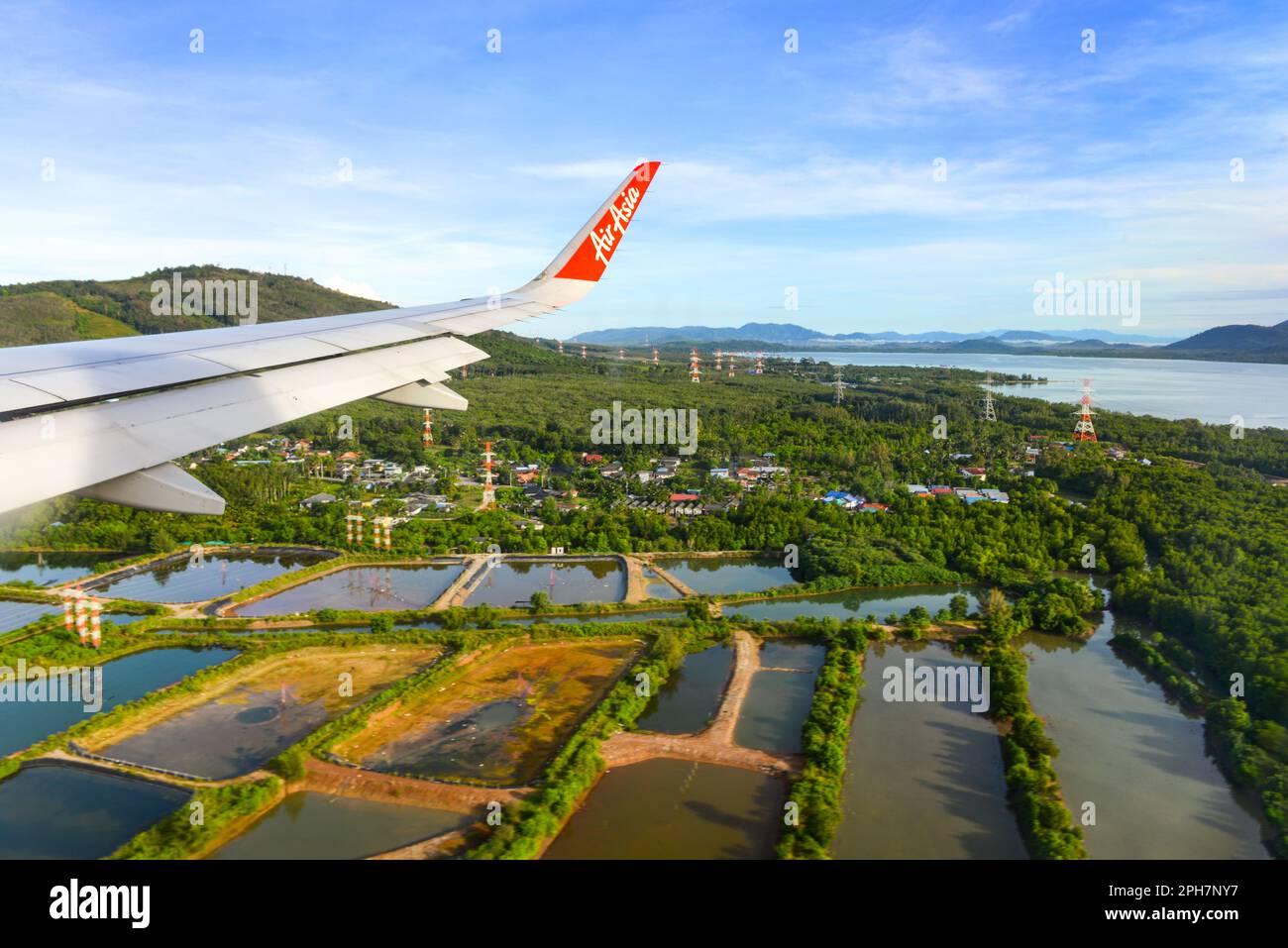 Phuket, Thaïlande - 8 novembre 2022 : une aile d'avion dans le ciel. L ...