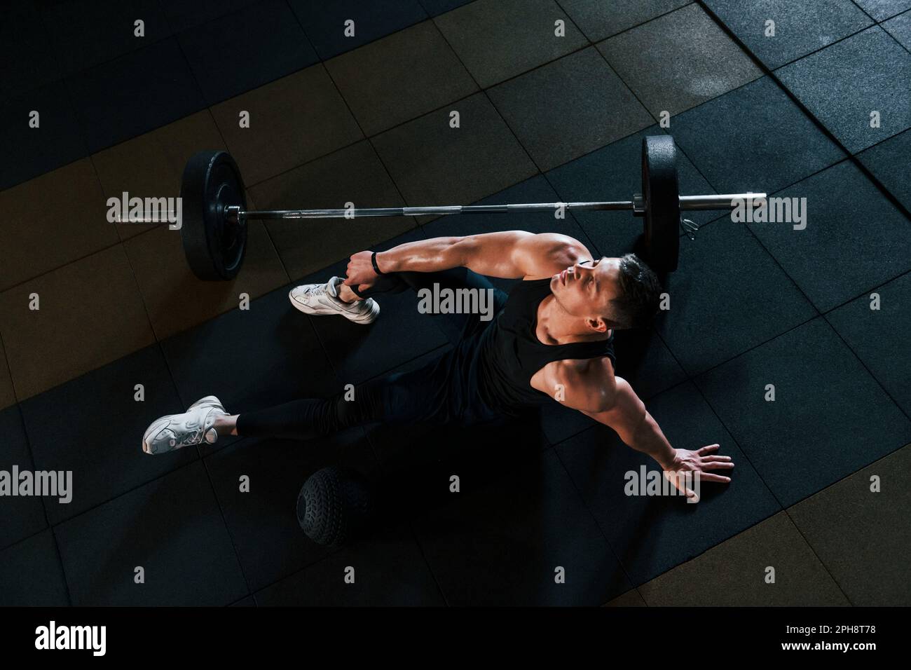 Vue de dessus de l'homme fort dans des vêtements de sport qui s ...