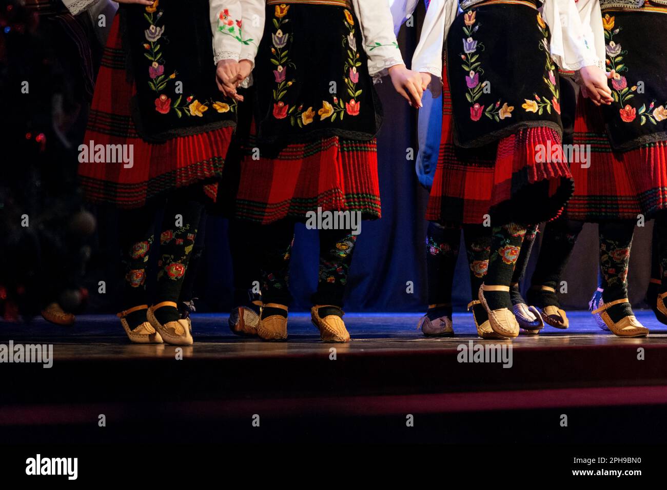 Serbian national costume Banque de photographies et d’images à haute ...