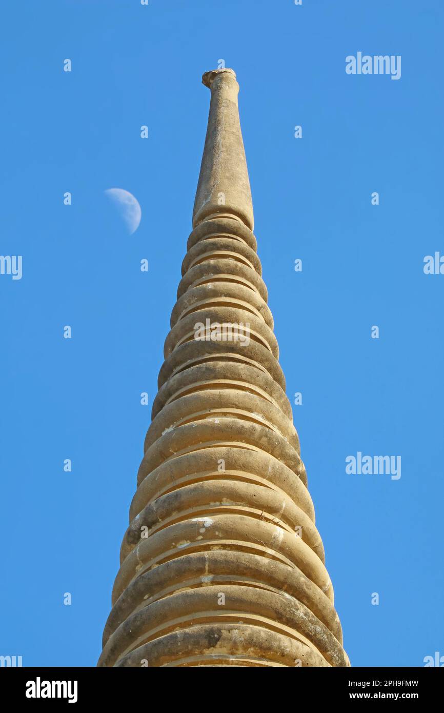 Pagode Spire de Wat Phra si Sanphet bien conservé avec la Lune à la ...