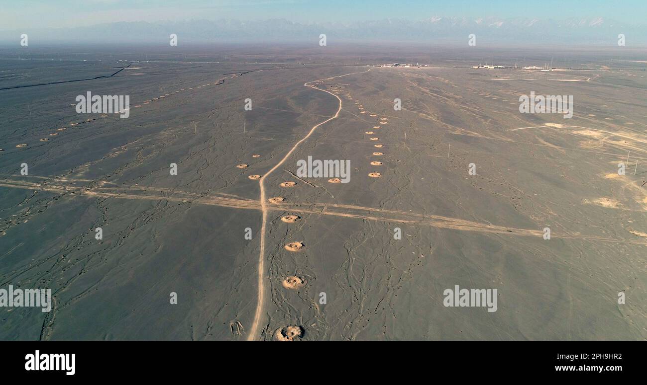 HAMI, CHINE - 26 MARS 2023 - photo aérienne de Karez dans le désert à ...